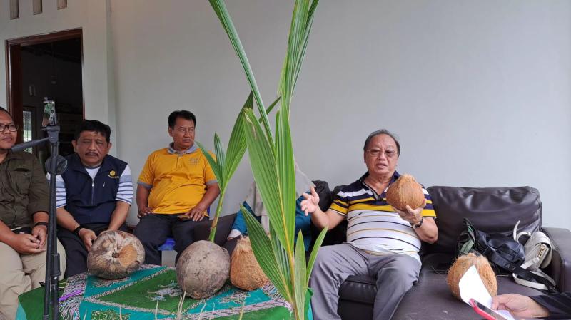 Website Desa Banyuadem - First - Detail Artikel - Kelapa-upat-upat-dari ...